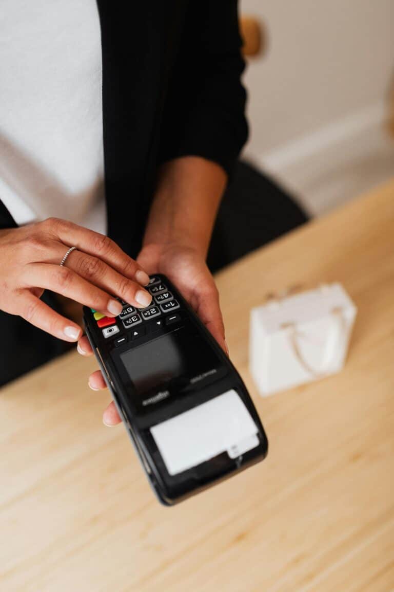 Ποιοι Είναι Υπόχρεοι να Έχουν POS στην Επιχείρησή τους (Οδηγός 2025 ...